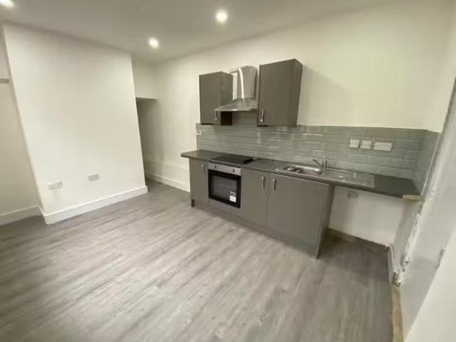 Unique 1 BA 2 bedroom flat for rent in City Road, Roath, Cardi.