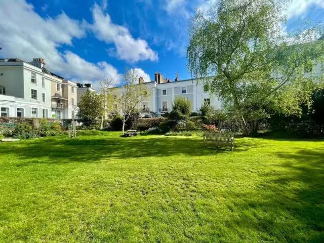 Cozy 1 BA 2 bedroom flat for rent in Clifton, Canynge Square.