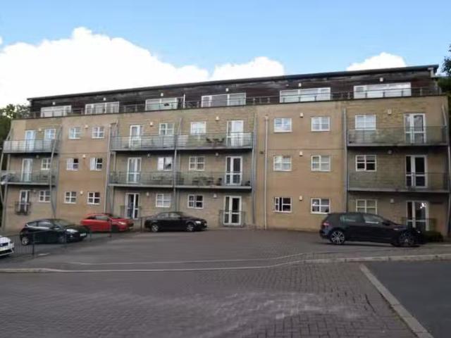 Rental! 1 BA 2 bedroom flat for rent in Brackendale, Bradford.