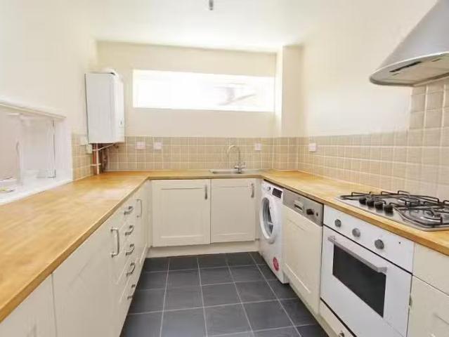 Just in! 1 BA 2 bedroom flat for rent in Bradley Court, Downen.