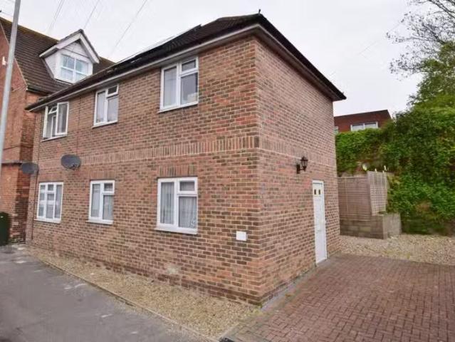 Rental! 1 BA 2 bedroom flat for rent in Bradstone Avenue, Folk.