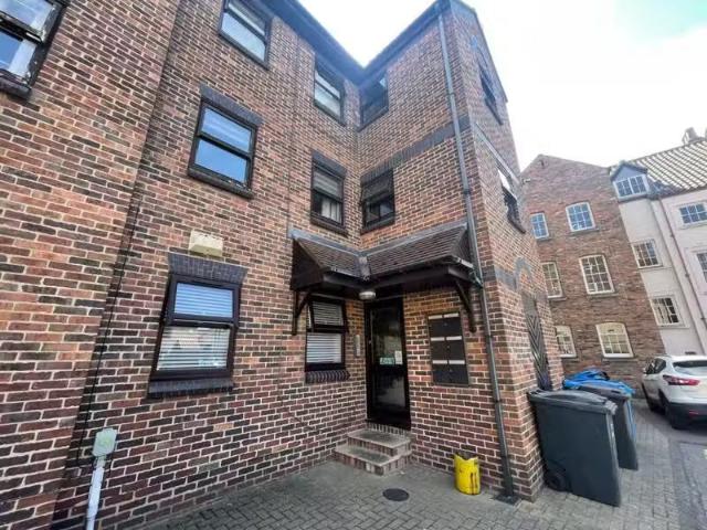 Rental! 1 BA 2 bedroom flat for rent in Grammar School Yard, F.