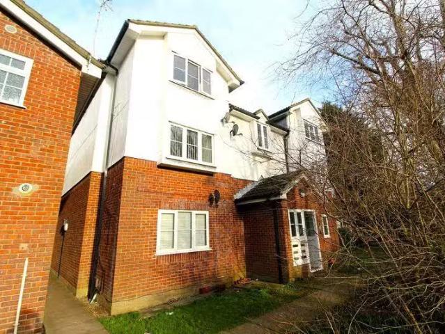 Just in! 1 BA 2 bedroom flat for rent in Great Meadow Road, Br.