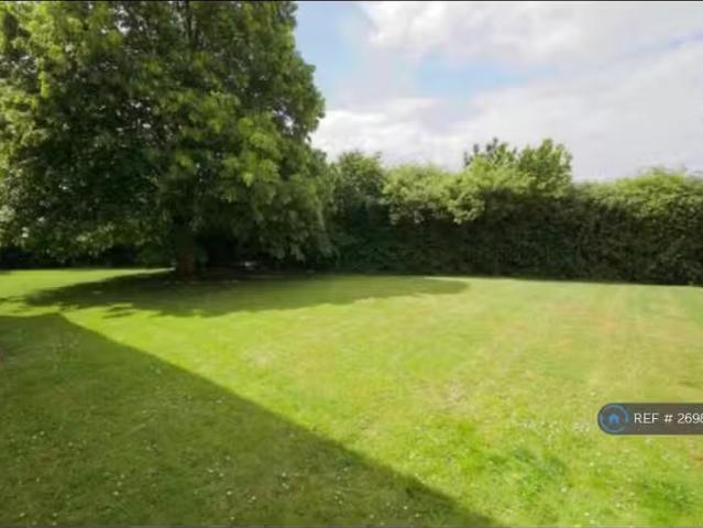 For Rent! 1 BA 2 bedroom flat for rent in Foxglove Way, Chelms.