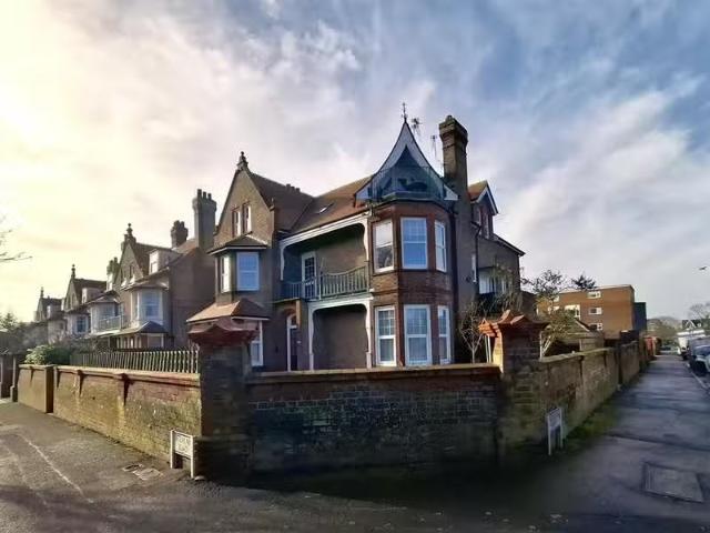 Cheap 1 BA 2 bedroom flat for rent in Fitzalan Road, Littleham.