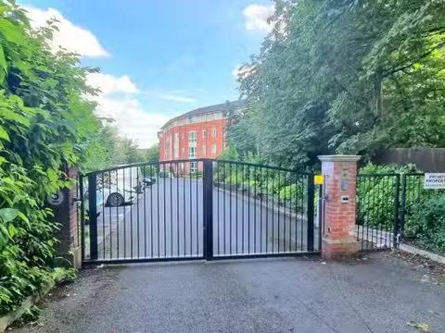 Deal! 1 BA 2 bedroom flat for rent in Kings Place, North Drive.