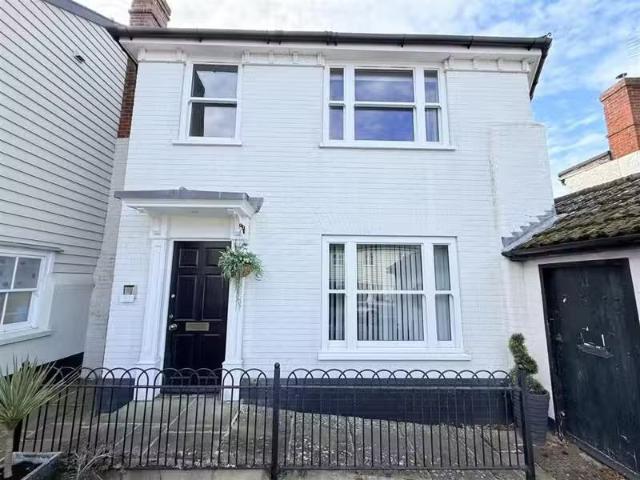 Cheap 1 BA 2 bedroom flat for rent in High Street, Clare, CO10