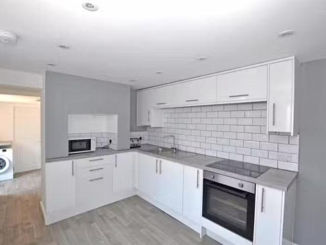 Charming 1 BA 2 bedroom flat for rent in High Street, Hailsham.