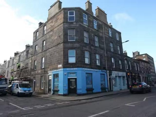 Cozy 1 BA 2 bedroom flat for rent in High Street, Portobello.