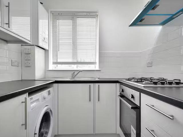 Deal! 1 BA 2 bedroom flat for rent in High Street, Ruislip, HA4