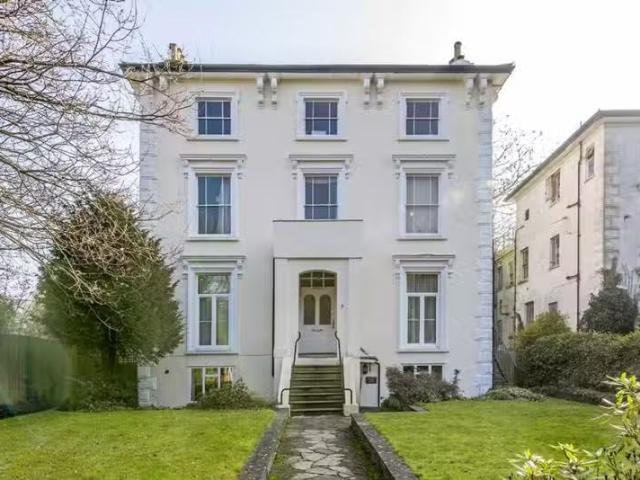 Deal! 1 BA 2 bedroom flat for rent in Oak Hill, Surbiton, KT6