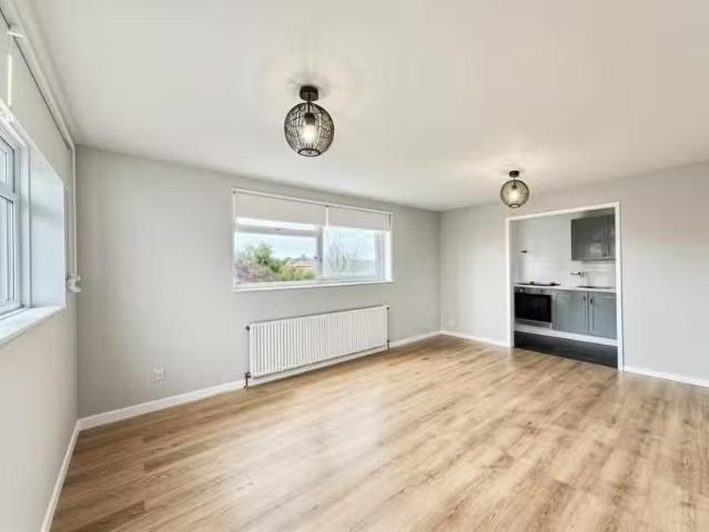 For Rent! 1 BA 2 bedroom flat for rent in Lynwood Close, Londo.