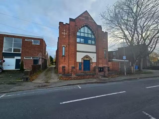 For Rent! 1 BA 2 bedroom flat for rent in Malt Mill Lane, HALE.
