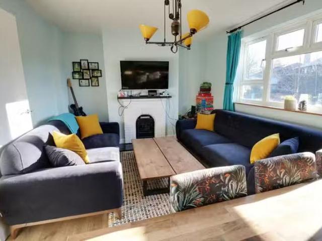 New 1 BA 2 bedroom flat for rent in Martins Road, Bromley, Ken.