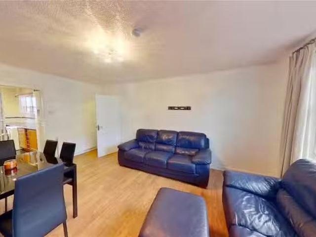 Cozy 1 BA 2 bedroom flat for rent in New Street, Edinburgh, EH21