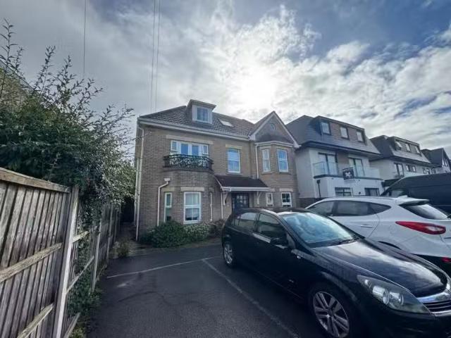Nice 1 BA 2 bedroom flat for rent in Southwood Avenue, Bournem.