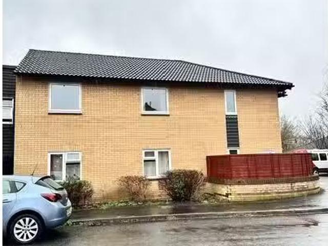 Cheap 1 BA 2 bedroom flat for rent in Somervell Court, Kings H.