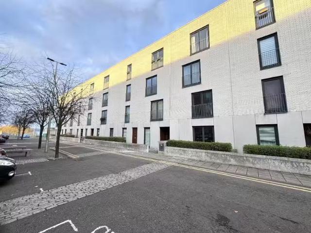 Charming 1 BA 2 bedroom flat for rent in Saltire Street, Newha.