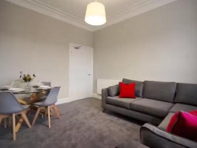 Just in! 1 BA 2 bedroom flat for rent in Slateford Road, Slate.