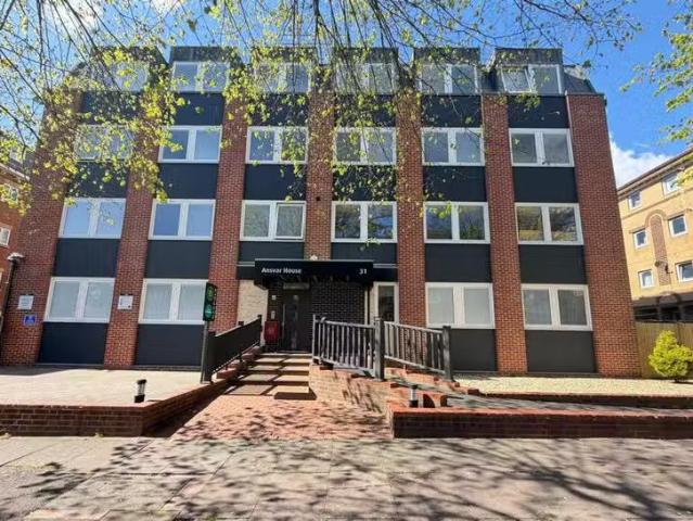 Deal! 1 BA 2 bedroom flat for rent in St. Leonards Road, Eastb.