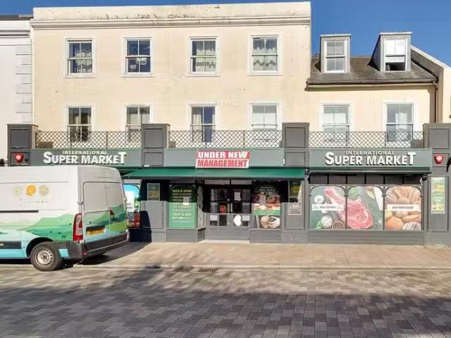 Deal! 1 BA 2 bedroom flat for rent in Portland Road, Worthing.