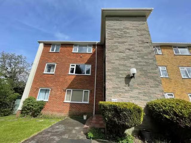 Cheap 1 BA 2 bedroom flat for rent in Portswood Drive, BH10