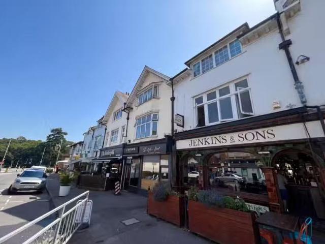 Deal! 1 BA 2 bedroom flat for rent in Penn Hill, Poole Stunn.