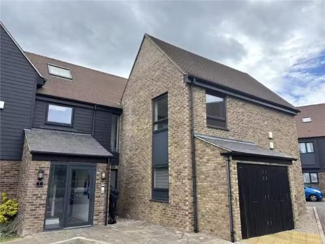 Cozy 1 BA 2 bedroom flat for rent in Roman Way, Margate, Kent.