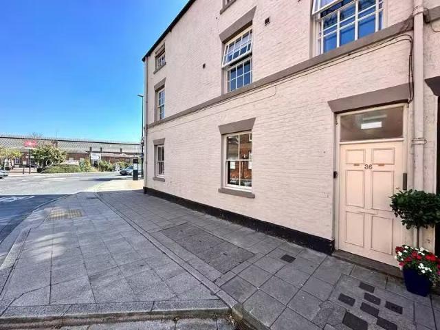 Just in! 1 BA 2 bedroom flat for rent in Railway Street, Bever.