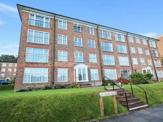 Just in! 1 BA 2 bedroom flat for rent in Regency Court, Withde.