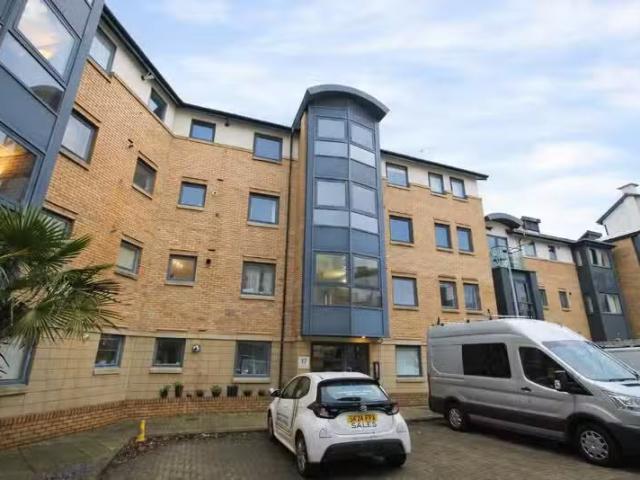 Cozy 1 BA 2 bedroom flat for rent in Rennies Isle, Leith, Edin.