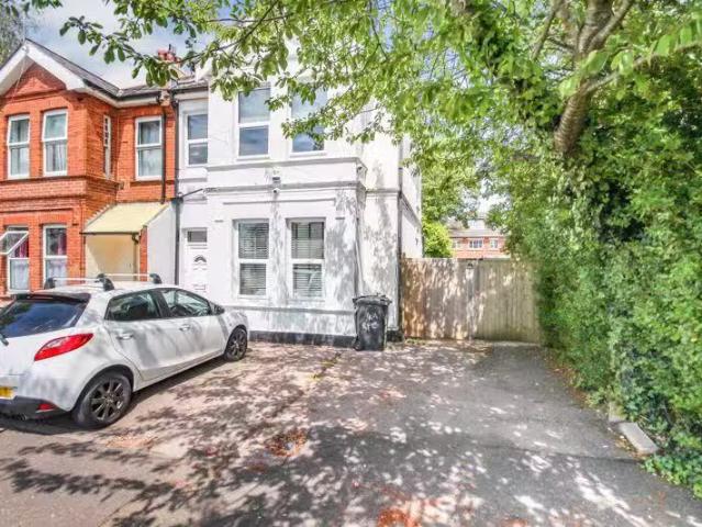 New 1 BA 2 bedroom flat for rent in Richmond Park Close, Bourn.