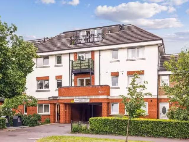 Cheap 1 BA 2 bedroom flat for rent in Richmond Road, Kingston.