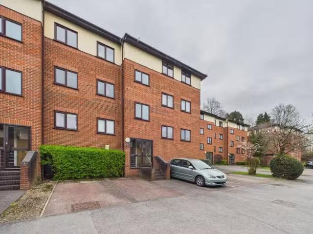 Just in! 1 BA 2 bedroom flat for rent in Winchester Court, Lon.