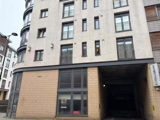 Charming 1 BA 2 bedroom flat for rent in Upper Marshall Street.