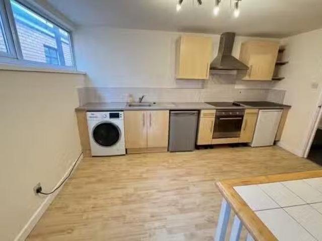 Cheap 1 BA 2 bedroom flat for rent in Victoria House Cardiff.