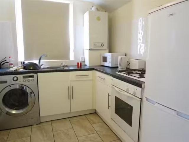 Cheap 1 BA 2 bedroom flat share for rent in Maple Road, Winton.