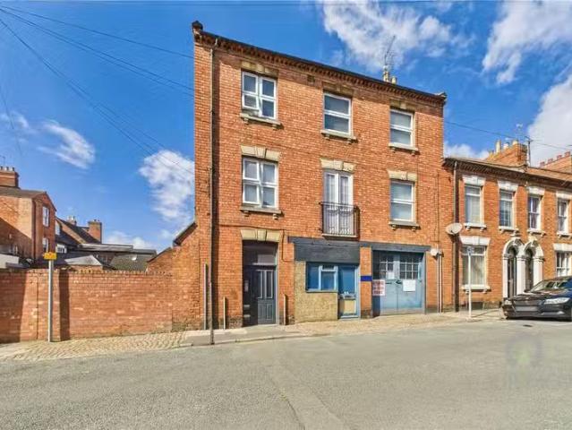 Charming 1 BA 2 bedroom Flat to rent, Denmark Road, Northampto.