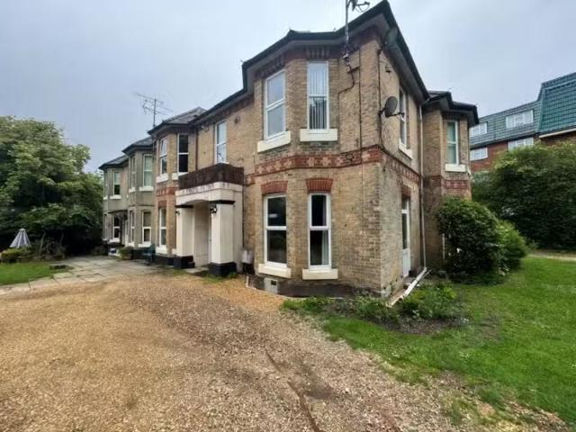 Deal! 1 BA 2 bedroom ground floor flat for rent in Suffolk Roa.