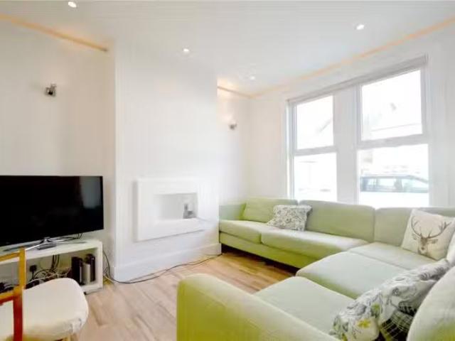 Cozy 1 BA 2 bedroom house for rent in Exeter Road, Croydon, Su.