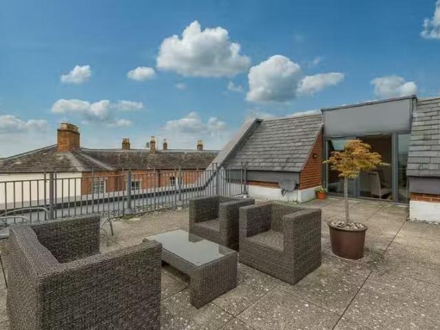 New 1 BA 2 bedroom penthouse for rent in Regent House, The Par.