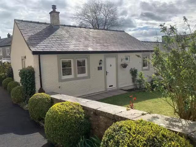 Deal! 1 BA 2 bedroom semi detached bungalow for rent in Warren.