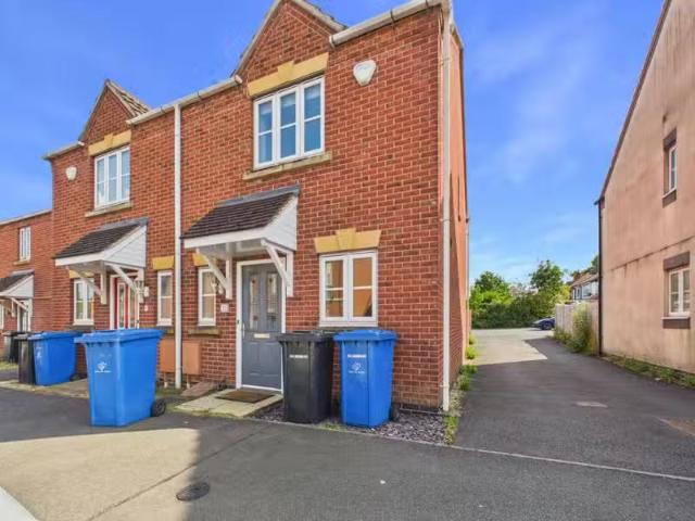 Cozy 1 BA 2 bedroom semi detached house for rent in Bishop Lon.