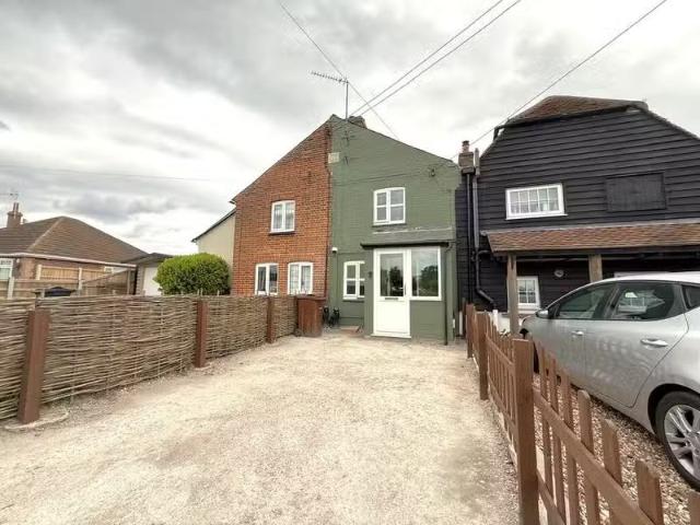 Deal! 1 BA 2 bedroom semi detached house for rent in School La.