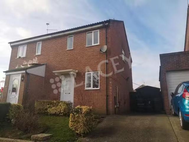 Deal! 1 BA 2 bedroom semi detached house for rent in Priory Gl.