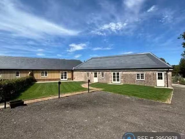 Deal! 1 BA 2 bedroom semi detached house for rent in The Stree.