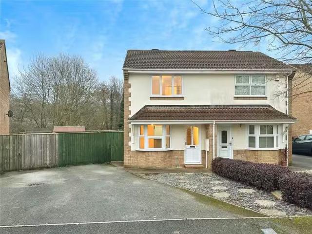 Nice 1 BA 2 bedroom Semi Detached House to rent, Willow Walk.