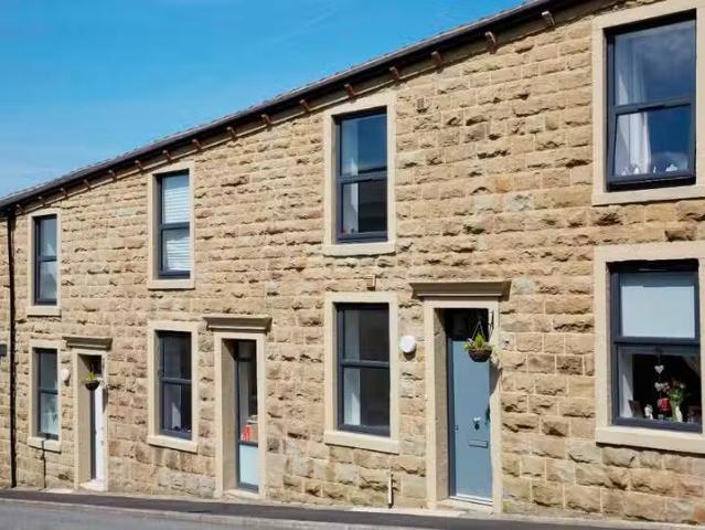 Rental! 1 BA 2 bedroom terraced house for rent in Booth Street.