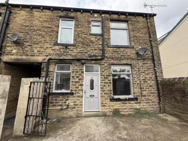 Deal! 1 BA 2 bedroom terraced house for rent in Clough Street.