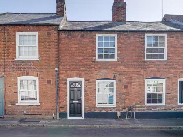 Cozy 1 BA 2 bedroom terraced house for rent in High Street, Re.